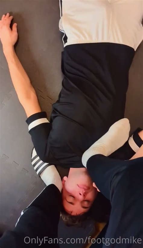 Slave To Worship Footgod Mike White Socks Pt1