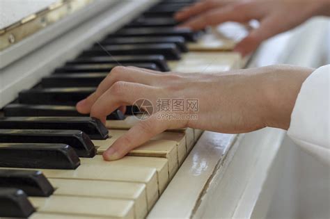 一个年轻女孩的手玩白高清图片下载 正版图片504584624 摄图网