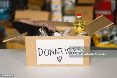 난민을 위한 식량 기부 및 클로징 전쟁 희생자 지원 사람 돕기 자선 단체 기부함에 대한 스톡 사진 및 기타 이미지 기부함 상자 음식 Istock