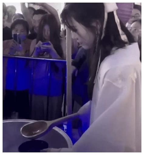 最美「孟婆」火了，摘下醜陋的面具後，路人得多喝兩碗孟婆湯吧 每日頭條