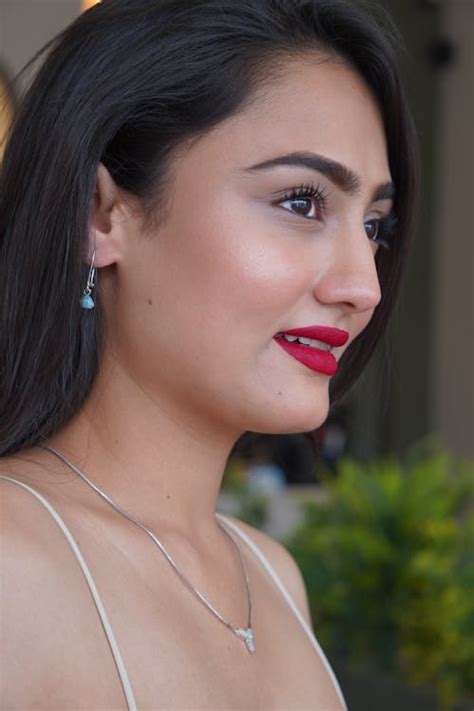 실내 귀걸이 눈 화장 대담한 입술 매우 복잡한 머리 메이크업 모델 목걸이 보석 보석 샷 뷰티 샷 빨간 립스틱 성인 스타일 스타일리시한