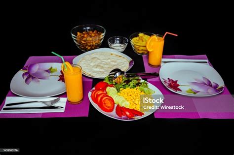 분홍색과 검은 색 천 표면에 오렌지 주스가있는 수제 아침 식사 채식 음식 건강한 생활방식에 대한 스톡 사진 및 기타 이미지 건강한 생활방식 건강한 식생활 도예