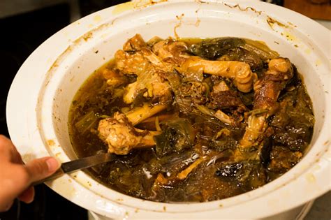 양고기 뼈 구운된 양파 세이 지 베이 잎 마늘 다진 당근과 샐 러 리 스트레인 준비가 돼 먹지 못한 냄비에 48 시간을 끓인 후 좋은 건강에 대 한 뼈 국물을 만들 Bone