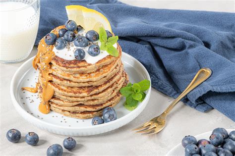 건강한 여름 아침 식사 신선한 블루 베리 레몬 요구르트 땅콩 버터를 곁들인 홈메이드 클래식 아메리칸 팬케이크 아침 밝은 회색 돌 배경 땅콩버터에 대한 스톡 사진 및 기타