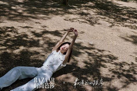 钟楚曦一身白裙清新靓丽 靠张云龙肩上笑脸甜 搜狐大视野 搜狐新闻