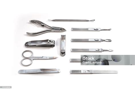 고립된 흰색 배경에 검은 색 케이스가있는 금속 매니큐어 세트 뷰티 살롱 과 손톱 도구 여성 핸드백 선물 0명에 대한 스톡 사진 및 기타 이미지 Istock