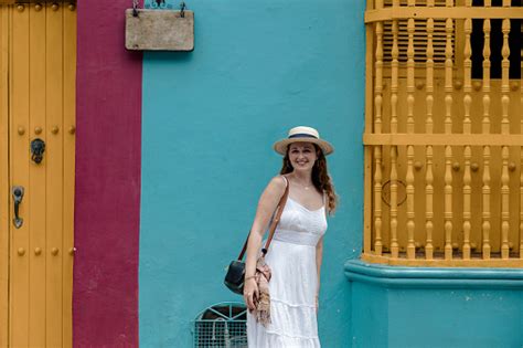 색깔이있는 벽 앞에서 사진을 찍기 위해 포즈를 취하는 소녀 35 39세에 대한 스톡 사진 및 기타 이미지 35 39세 귀여운 드레스 Istock