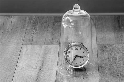 시간 관리 가까이 레드 빈티지 알람 시계를 왜곡 될 개념과 손상 유리 돔에서 나무 바닥에 설정 0명에 대한 스톡 사진 및 기타 이미지 Istock