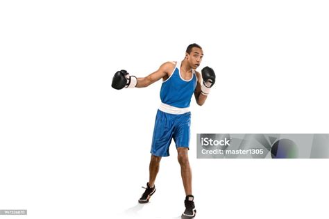 권투 운동 중 스포티 한 남자입니다 흰색 바탕에 복 서의 사진 개념에 대한 스톡 사진 및 기타 이미지 개념 건강한 생활방식 군사 Istock