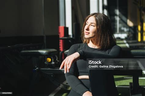 피트니스 클럽에서 스포츠 활동복을 입은 젊은 갈색 머리 여자의 초상화 20 24세에 대한 스톡 사진 및 기타 이미지 20 24세 가냘픈 갈색 머리 Istock