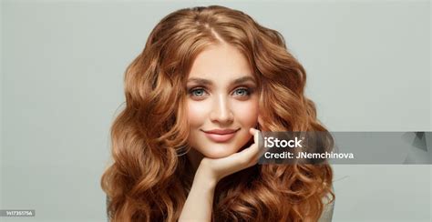 귀여운 빨간 머리 여성 얼굴 물결 모양의 헤어 스타일 초상화가있는 아름다운 모델 빨간 머리에 대한 스톡 사진 및 기타 이미지 빨간 머리 여자 한 명의 여자만 Istock