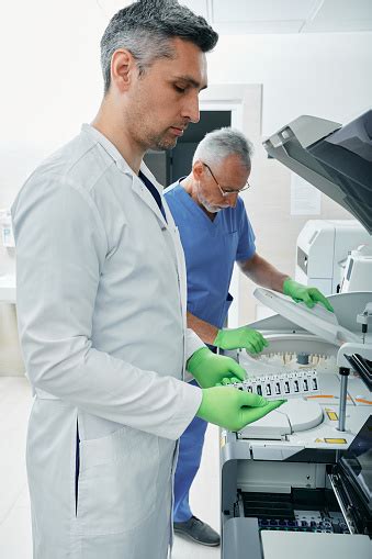 의료 실험실에서 일하고 현대 기술 및 의학 연구 기계를 사용하여 혈액 샘플을 연구하는 실험실 기술자 2명에 대한 스톡 사진 및 기타 이미지 Istock