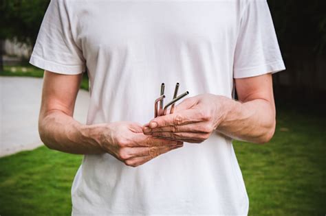 재사용 가능한 강철 마시는 빨대를 들고 흰색 티셔츠를 입은 남자 에코 라이프 스타일과 제로 폐기물 개념 플라스틱 프리 0에 대한 스톡 사진 및 기타 이미지 Istock