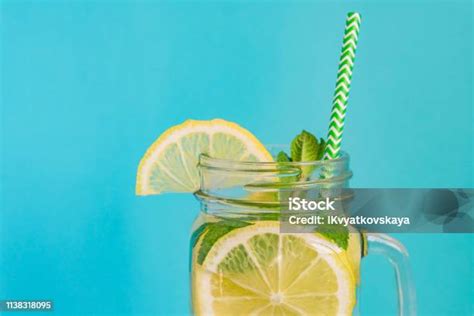 메이슨 레몬 민트와 청록색 배경에 종이 빨 대와 함께 홈메이드 레모네이드 한잔 여름 상쾌한 음료 감귤류 과일에 대한 스톡 사진 및 기타 이미지 Istock