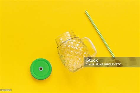 녹색 뚜껑이 있는 파인애플 형태의 빈 유리 항아리와 과일 또는 야채 스무디 칵테일 및 노란색 배경에 다른 음료를 위한 짚 평면도 복사 공간 템플릿 0명에 대한 스톡 사진 및