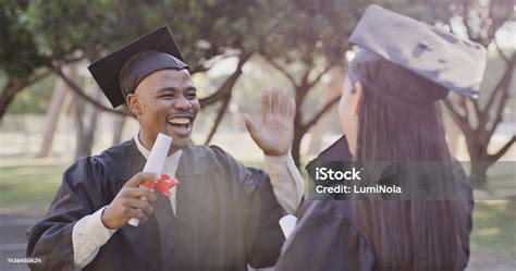 성공적인 디플로마 교육을 축하하기 위해 대학 대학 또는 학교의 졸업 고등학생 및 학생 졸업 축하 및 행복한 친구들이 인증서
