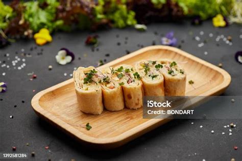 치즈와 토마토를 곁들인 피타 빵 간식 어두운 배경에 작은 샌드위치의 다양한 혼합 레스토랑 메뉴 사진 0명에 대한 스톡 사진 및 기타 이미지 Istock