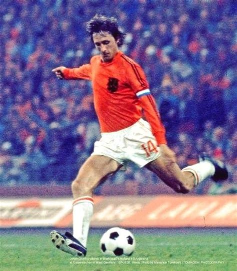 Pin By Davide On Crujiff Johan Cruyff Football Illustration Cool
