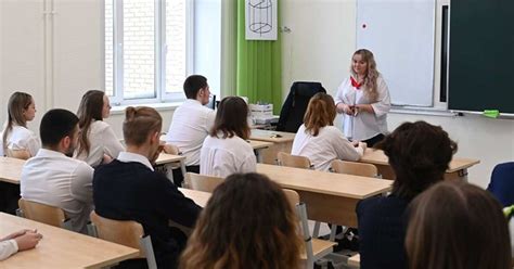 Путин поручил подвести итоги проекта по снижению бумажной нагрузки на учителей Лента