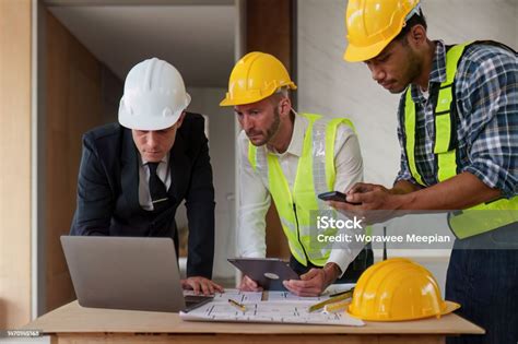 건설 현장을 개조하는 토목 건설 팀 건축 계획 건설 프로젝트를 스케치하는 엔지니어 녹색 에너지 개념 3 명에 대한 스톡 사진 및 기타 이미지 Istock