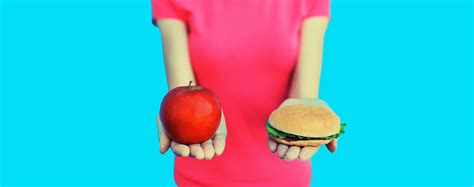 패스트 푸드와 건강한 영양 파란색 배경에 사과 또는 햄버거를 보여주는 선택을 하는 여성을 닫습니다 25 29세에 대한 스톡 사진 및 기타 이미지 Istock
