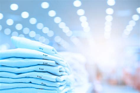 세련 된 매장에 깔끔한 의류의 더미입니다 구매 및 소비 개념입니다 가 게에서 선반에 새로운 스웨터입니다 Warenhouse에 당신을 위해 새로운 옷 구매에 대한 스톡 사진