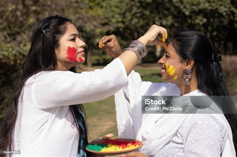 두 어린 소녀 자매 친구 가족 축하 홀리 축제 색깔 공원에서 야외 인기있는 힌두교 축제 Gulal Abeer 컬러 파우더와 함께 인도 전역에서 축하 20 29세에 대한 스톡