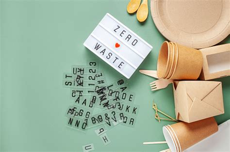 에코 공예 종이 식기 종이 컵 접시 가방 패스트 푸드 용기 및 색상 배경에 나무 칼 재활용 또는 폐기물 제로 개념 맨 위 보기 공간을 복사합니다 플랫 레이 파티에 대한 스톡