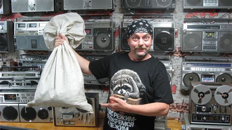 Жирный породистый японский кот в мешке Youtube