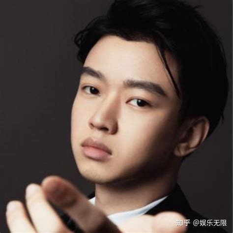 李雪琴恋情曝光，“甜蜜牵手”游京城！ 知乎