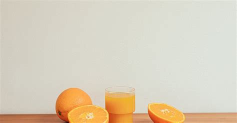 감귤류 건강한 건강한 생활 과일 과일 주스 깨끗한 나무 노란색 다이어트 디톡스 목조 테이블 미니멀리스트 비타민 비타민 C 비타민이 풍부한 상쾌한