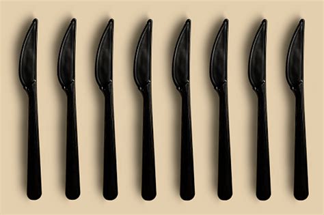 파스텔 베이지 색 배경에 일회용 플라스틱 검은 칼의 패턴 테이크 아웃 음식 개념 피크닉 포스터 포장 엽서에 적합 0명에 대한 스톡 사진 및 기타 이미지 Istock