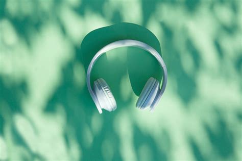 잎 그림자민트 배경에 흰색 헤드폰 맨 위 보기입니다 복사 공간을 복사합니다 여름 플랫 레이 0명에 대한 스톡 사진 및 기타 이미지 Istock