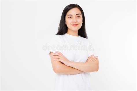 Muchacha Asi Tica Joven Aislada En El Fondo Blanco Muchacha Japonesa Belleza Y Concepto Del