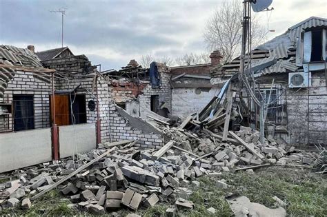 У Нікополі троє поранених і руйнування внаслідок обстрілів 29 грудня фото