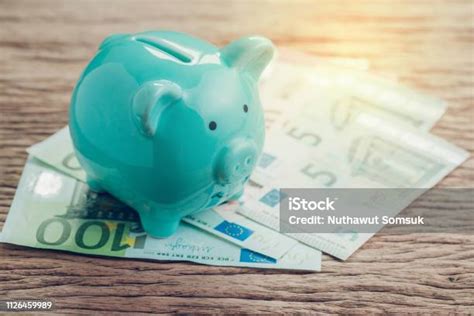 돈 저축 계좌 유럽 경제 개념 나무 테이블 복리 저축 또는 투자 아이디어의 미래 성장에 유로 지폐의 더미에 파란색 저금통 가리키기에 대한 스톡 사진 및 기타 이미지 Istock