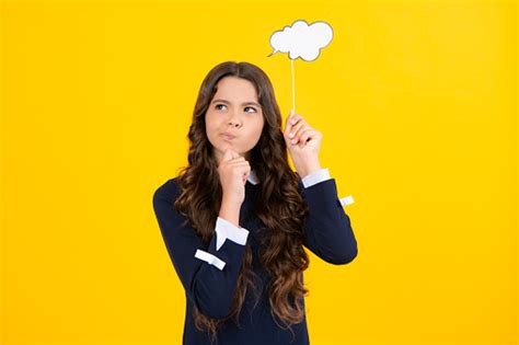 생각하는 십대 소녀 사려 깊은 감정 구름을 들고 빈 공간을 들고 있는 십 대 소녀 거품을 생각하고 노란색 배경 위에 구름을 달고 있다 8 9 살에 대한 스톡 사진 및 기타