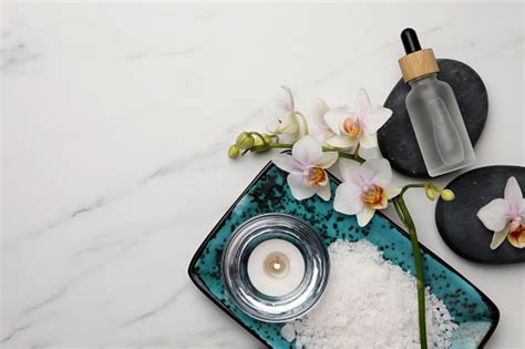 흰색 대리석 테이블에 다양한 스파 제품과 꽃이 있는 평면 배치 구성 텍스트를 위한 공간 0명에 대한 스톡 사진 및 기타 이미지 0명 검은색 구도 Istock