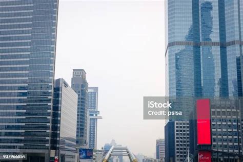 현대 사무실 건물 및 Chong Nonsi 방콕 태국에서 Bts 스카이 트레인 역에서 브리지의 도시 0명에 대한 스톡 사진 및