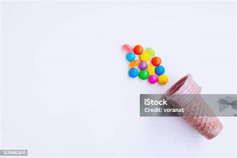 회색 배경에 아이스크림 콘에서 다채로운 사탕의 다른 종류 다양한 사탕 0명에 대한 스톡 사진 및 기타 이미지 0명 Candies Foundation 개체 그룹