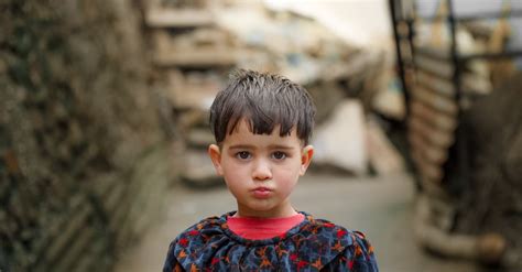 감정적 인 고요한 귀여운 낮 문자 배경 배경을 흐리게 사람 사랑스러운 서 있는 소년 솔직한 순간 수심에 잠긴 순수 야외 설정 야외에서 어린 시절