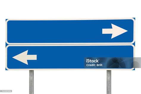 좌우 교차로 경로 방향 포인터 양방향 표지판 도로 표지판 흰색 교통 화살표 프레임 빈 빈 가이드 포스트 복사 공간 배경 파란색 고립 된 길가 간판 회색 기둥 포스트 큰