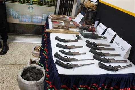 বাঁশখালীতে অস্ত্র ও বিপুল পরিমাণ সরঞ্জাম উদ্ধার মূল কারিগর গ্রেফতার