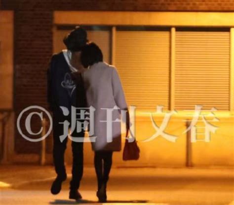 日本男星被曝一晚约会三位女性！街头亲密拥抱好暧昧，本人已道歉 新加坡新闻头条