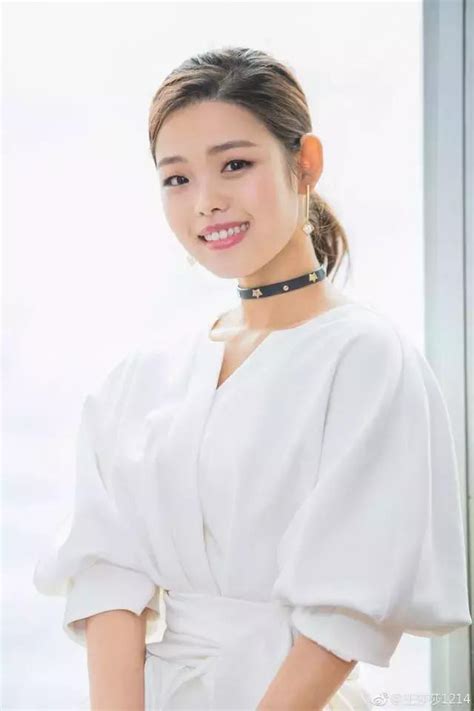 最低調的童星，莫小貝王莎莎突曬婚紗照被曝結婚，網友感慨時光 每日頭條