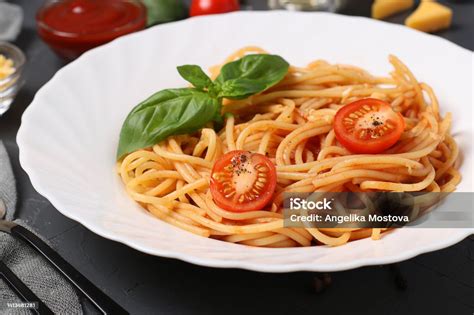 토마토 소스와 체리 토마토와 어두운 배경에 흰색 접시에 바질과 스파게티 근접 촬영 0명에 대한 스톡 사진 및 기타 이미지 0명 굽기 그릇 Istock