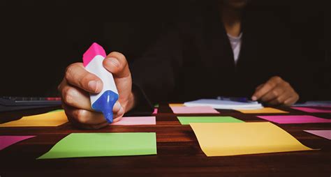 시작 합니다 집에서 사무실 회의 노트 용지 공유 디자인 기획 데스크탑 나무 테이블에 브레인스토밍 브레인 스토밍 아이디어를 사용 하 여 검은 양복에 사업가 개념에 대한 스톡