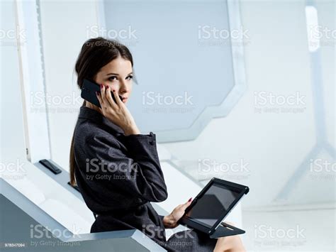 태블릿 및 전화를 미래 흰색 배경에 비즈니스 스타일에 회색 자 켓에 아름 다운 갈색 머리 긴에 대한 스톡 사진 및 기타 이미지 긴 노트북 노트북 사용하기 Istock