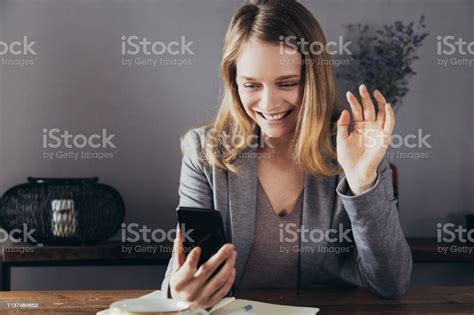 스마트 폰을 통해 화상 통화를 만드는 자 켓에서 쾌활 한 소녀 개념에 대한 스톡 사진 및 기타 이미지 개념 경영자 긍정적인 감정 표현 Istock