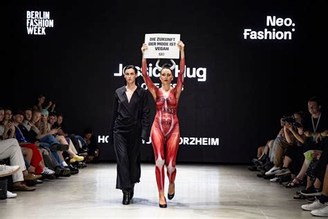 Berlin Fashion Week Nackte Peta Aktivistin Auf Dem Laufsteg